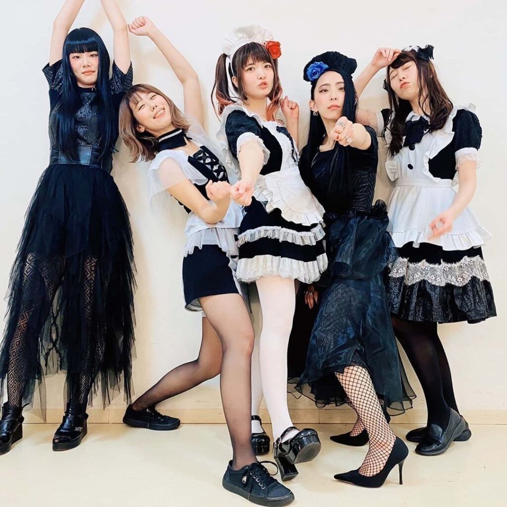 「BAND-MAID」インタビュー 「あのバンド」と比較されなくなった | べビメタだらけの・・・